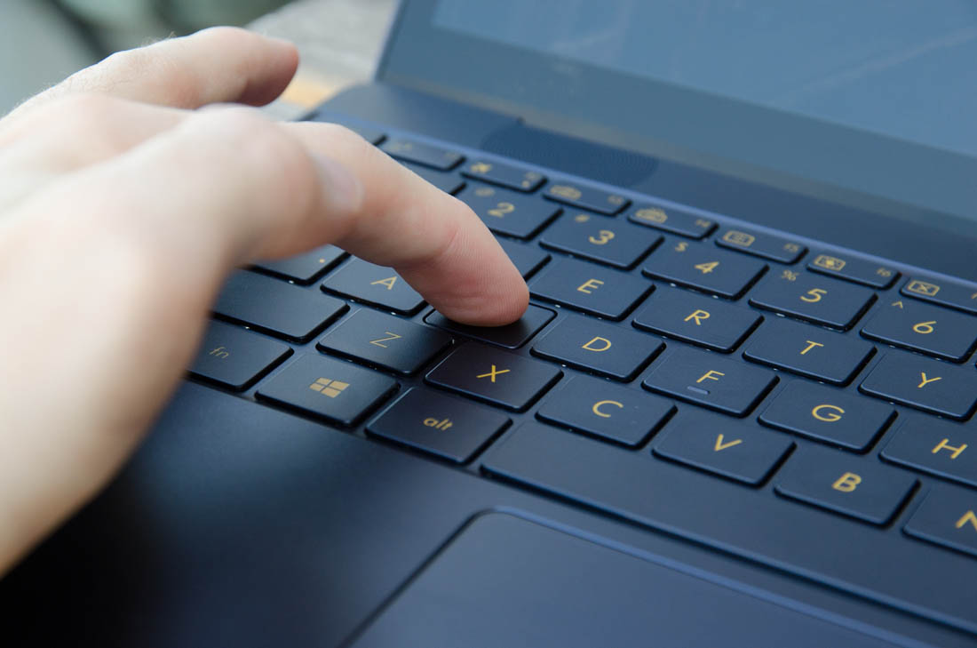 Asus ZenBook 3 Review > Display, Keyboard and Trackpad | TechSpot