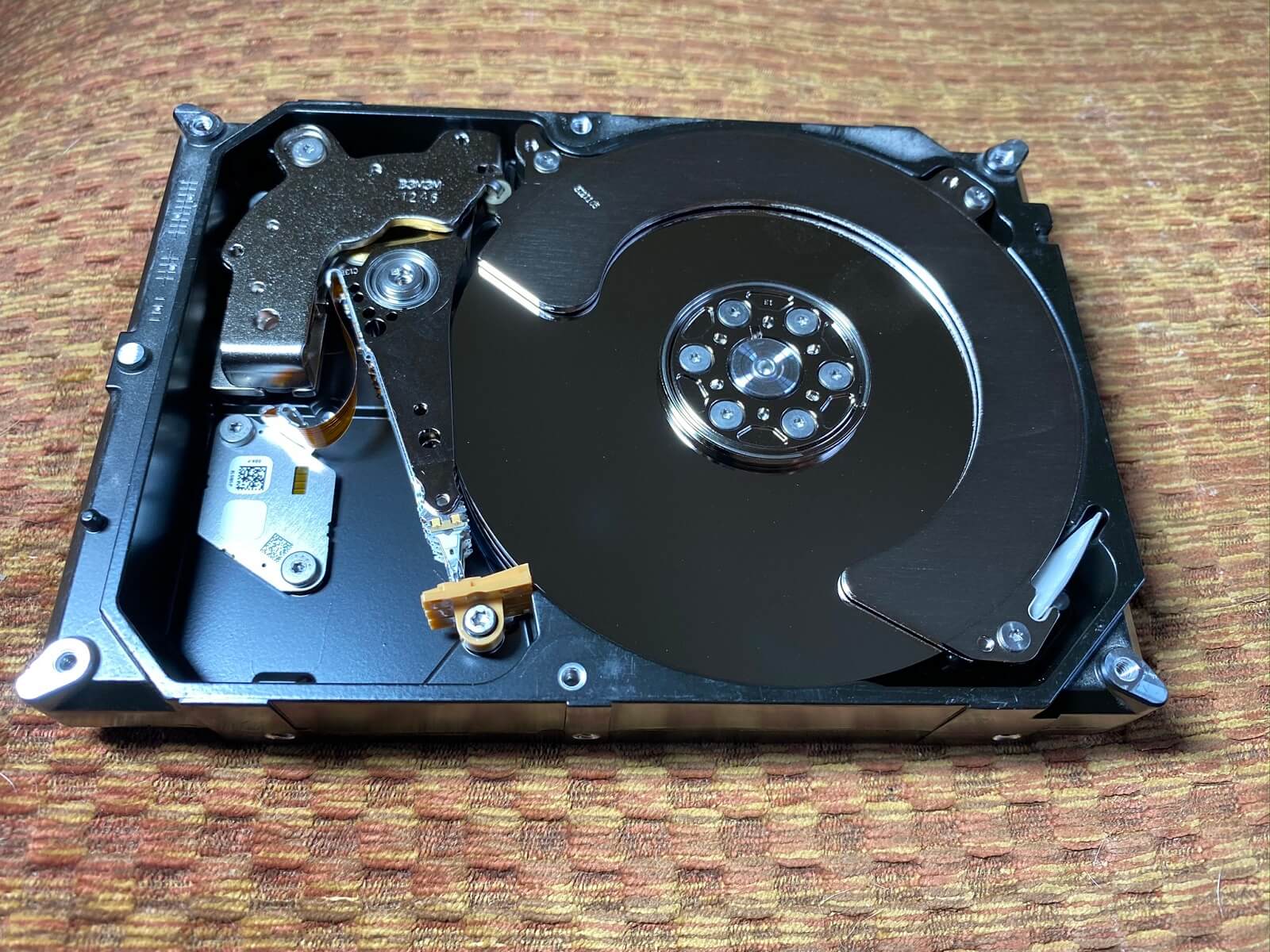 Anatomy of a Storage Drive: Hard Disk Drives Photo Gallery - TechSpot Anatomy of a Storage Drive: Hard Disk Drives Photo Gallery - TechSpot