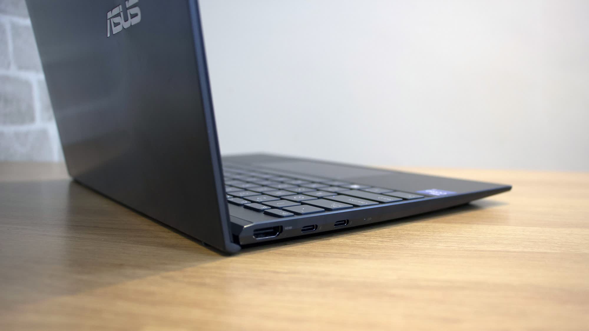 Asus ZenBook 14 UX425E Review Photo Gallery - TechSpot