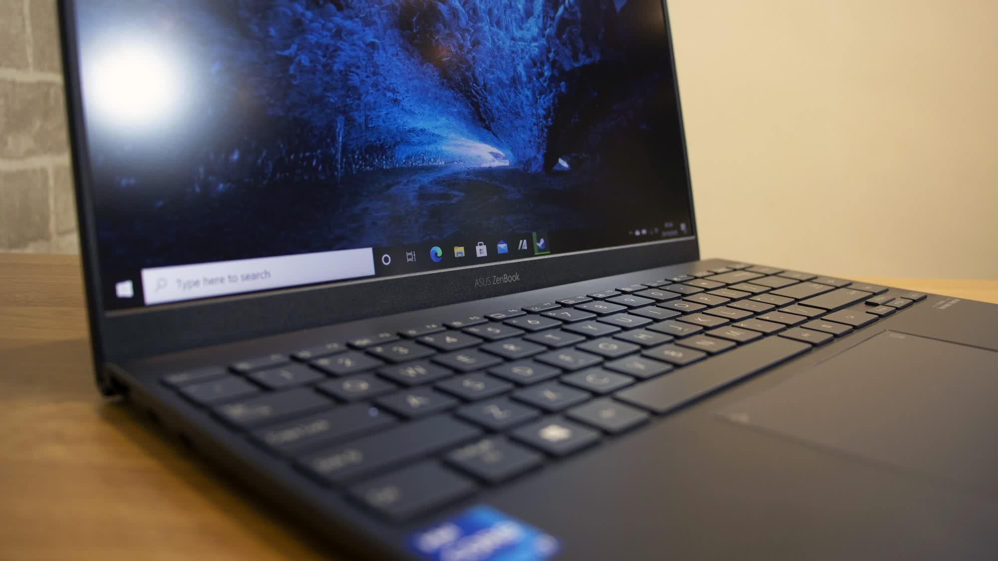 Asus ZenBook 14 UX425E Review Photo Gallery - TechSpot