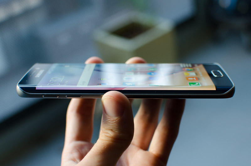 Samsung Galaxy S6 & S6 Edge Review > Display: Curved or Flat? | TechSpot