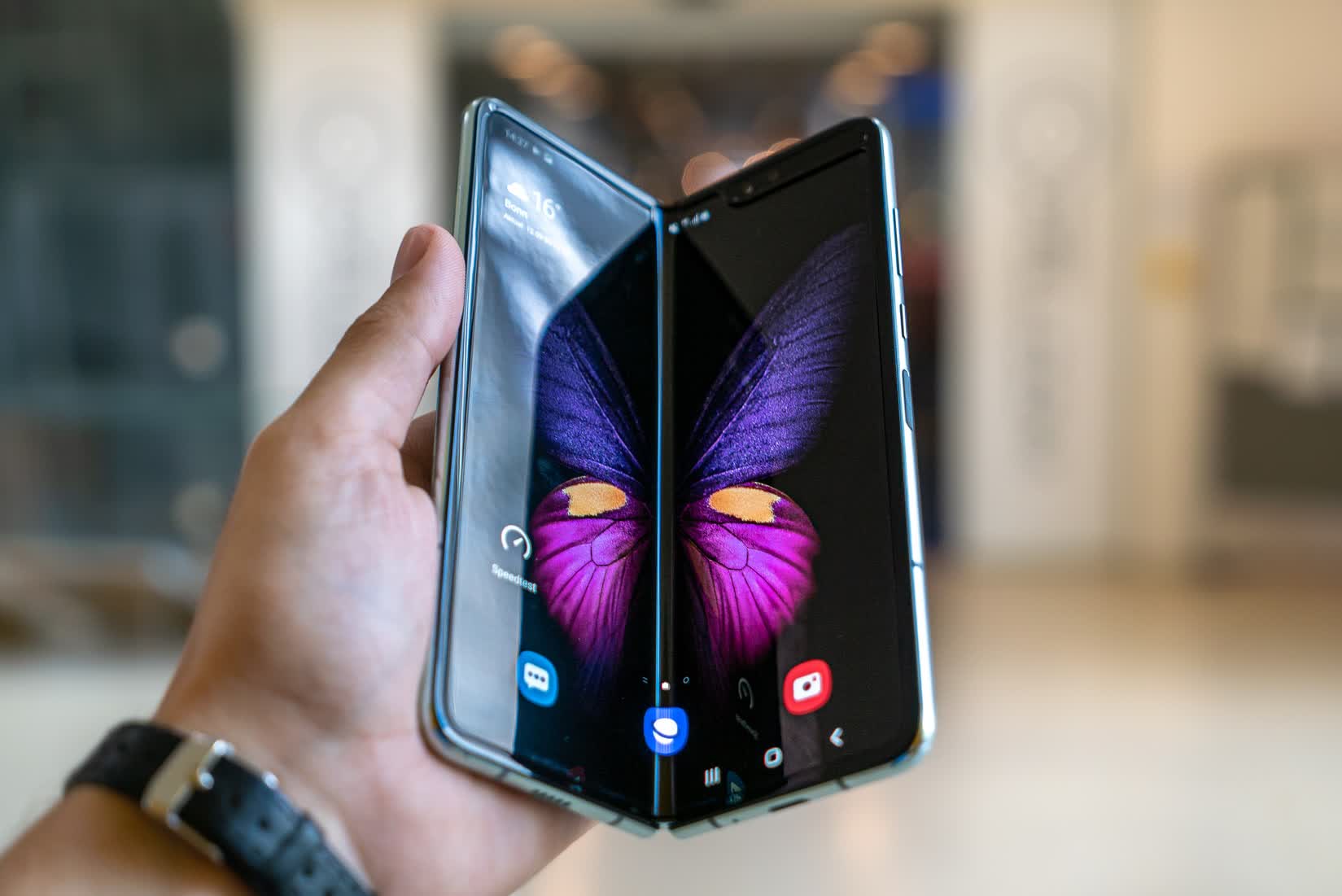 Samsung To Start Producing Foldable Oled Panels For Third Party Phone