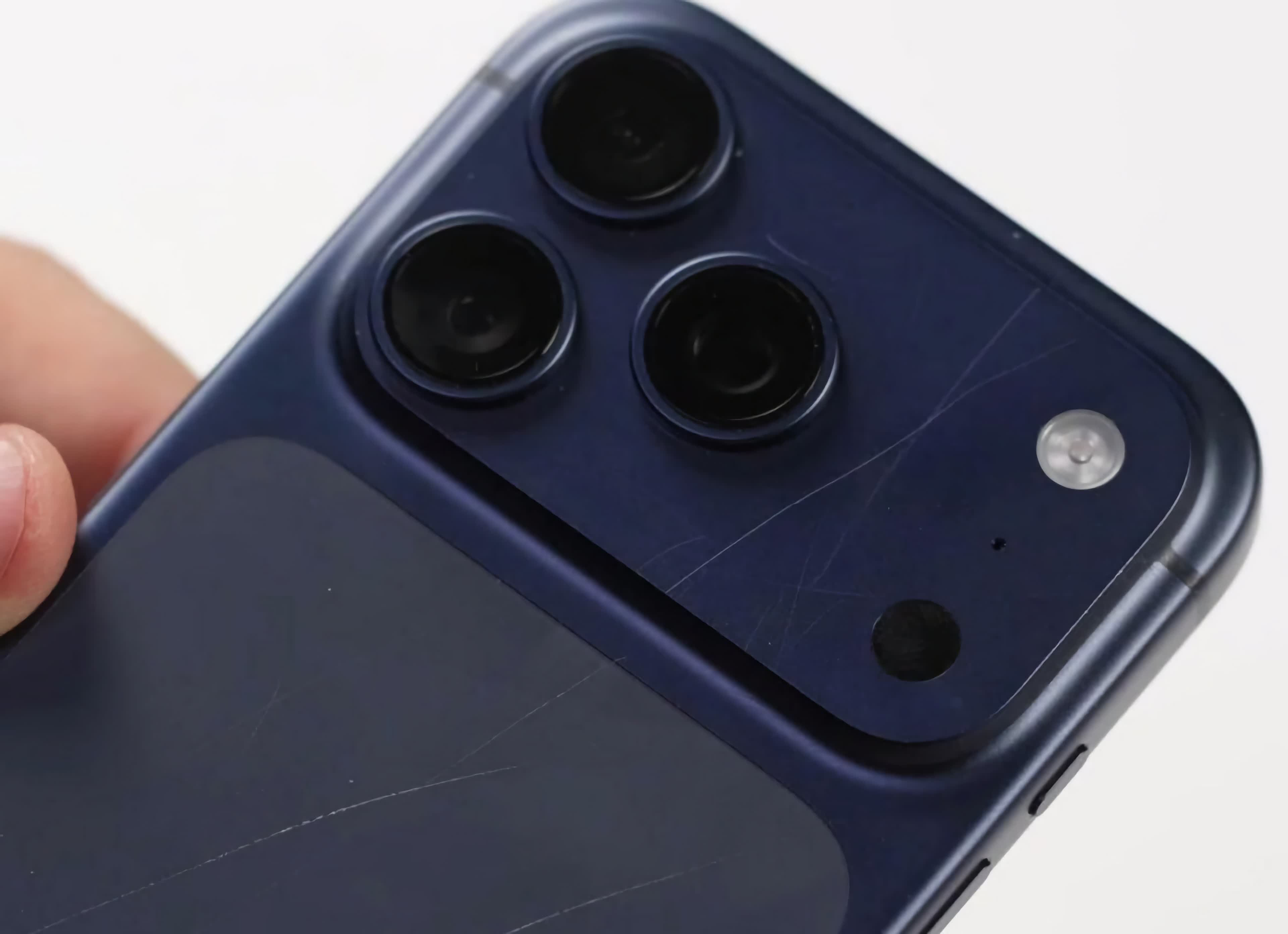 Apple iPhone 17 launch hit by scratch complaints on new models | TechSpot