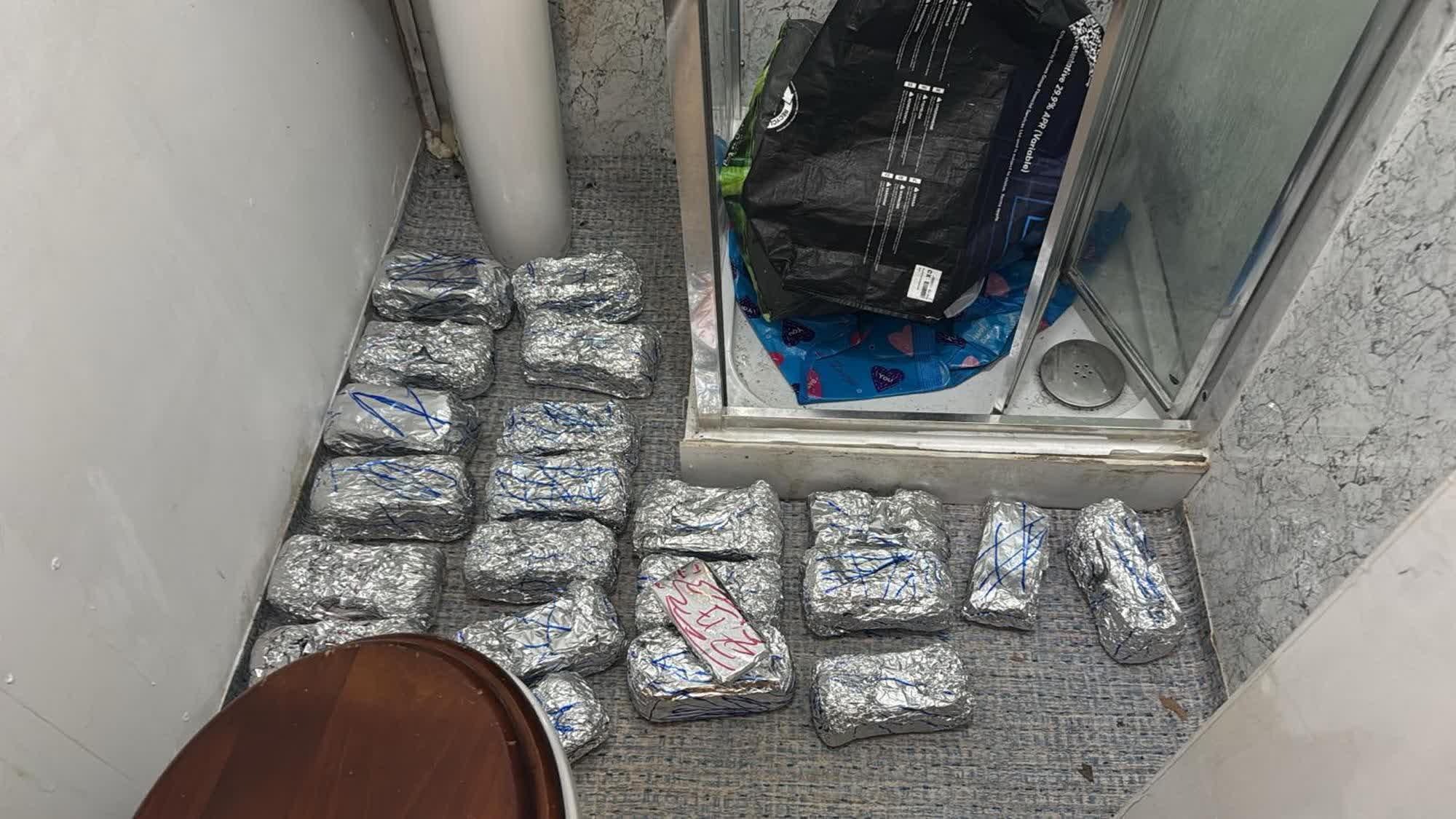 UK police use Find My to catch thieves who smuggled 40,000 phones to ...