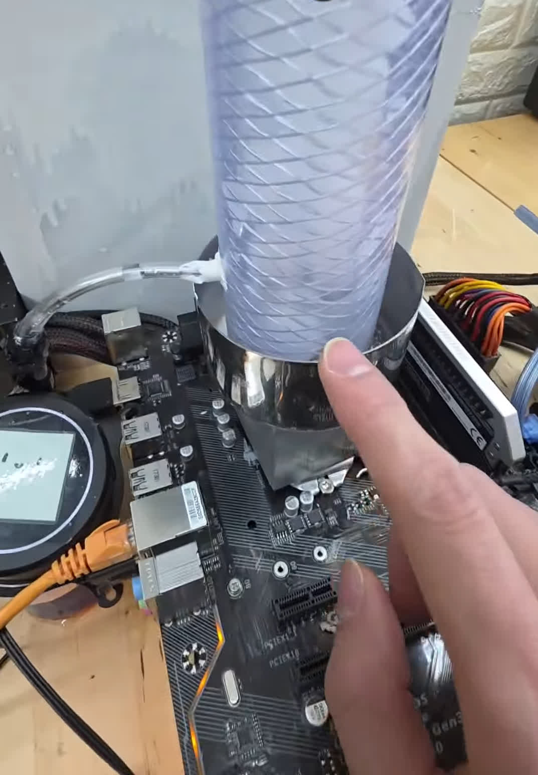 Modder builds a CPU cooler powered by "infinite" ice from a hacked ice ...