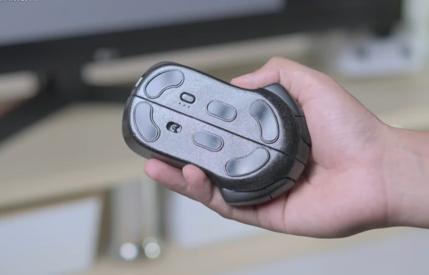 This gaming mouse splits in two and becomes a Joy-Con-style controller ...