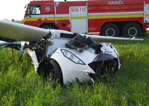 AeroMobil flying car prototype crashes, pilot suffers only minor ...