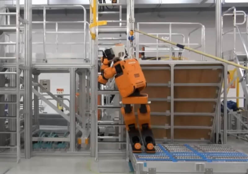 Honda shows off its disaster recovery robot | TechSpot