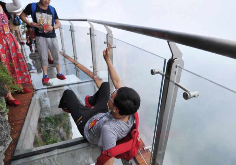 Cruel prank sees glass skywalk 'crack' as you walk across it | TechSpot