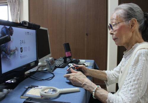 89-year-old 'Gaming Grandma' plays video games to stave off dementia ...
