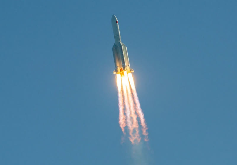 Uncontrolled Chinese rocket captured in video as it falls to earth ...