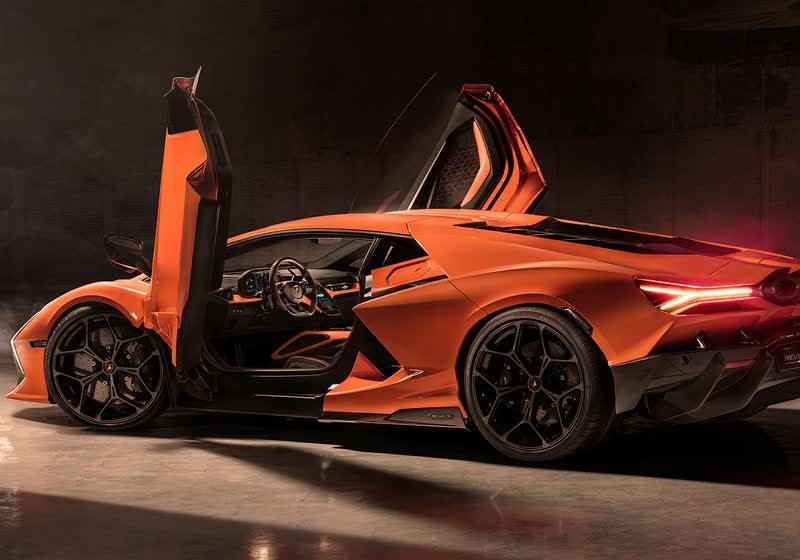 Lamborghini unveils its first plug-in hybrid supercar, the Revuelto ...
