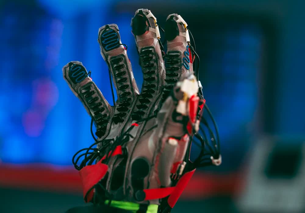 Smart gloves could use haptic feedback to teach physical skills | TechSpot