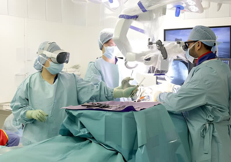 Surgeons perform UK's first operation using Apple's Vision Pro headset ...