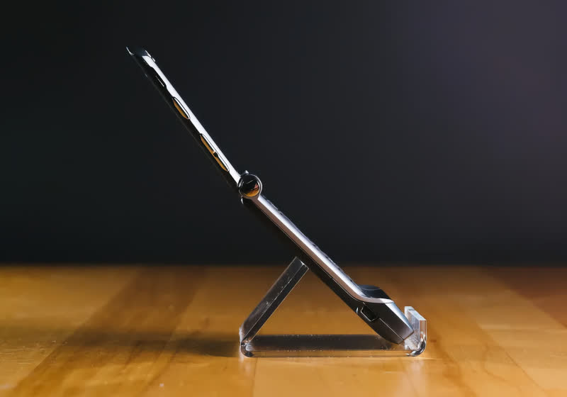 Motorola patent reveals innovative motorized hinge for flip phones ...