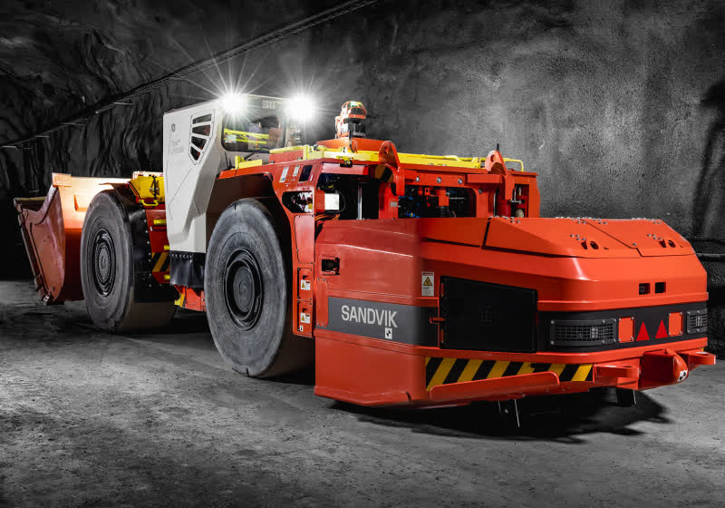 A colossal 18,000kg electric vehicle is autonomously loading gold at a ...